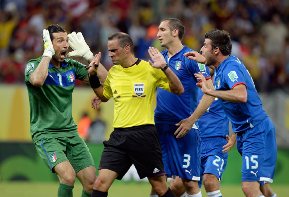 Foto: Reaksi Kocak Buffon Atas Penalti Jepang - Bola.net