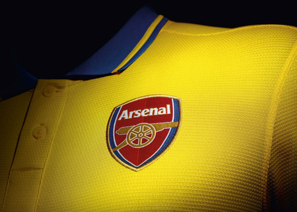 Detail Jersey: Arsenal Away 2013-2014 - Bola.net