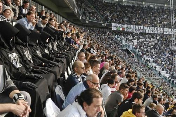 Kala Sekumpulan 'Alien Misterius' Invasi Tiga Stadion Besar Eropa ...