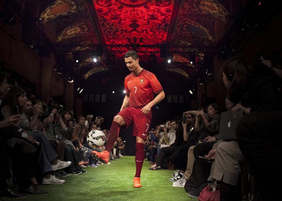 Ronaldo Luncurkan Sepatu Nike Mercurial Superfly - Bola.net