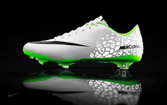 Detail Sepatu Menyala Dalam Gelap Terbaru Cristiano Ronaldo - Bola.net