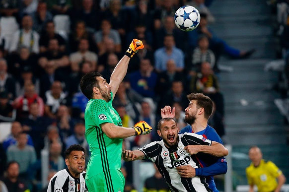 In Action: Gianluigi Buffon vs Barcelona - Bola.net