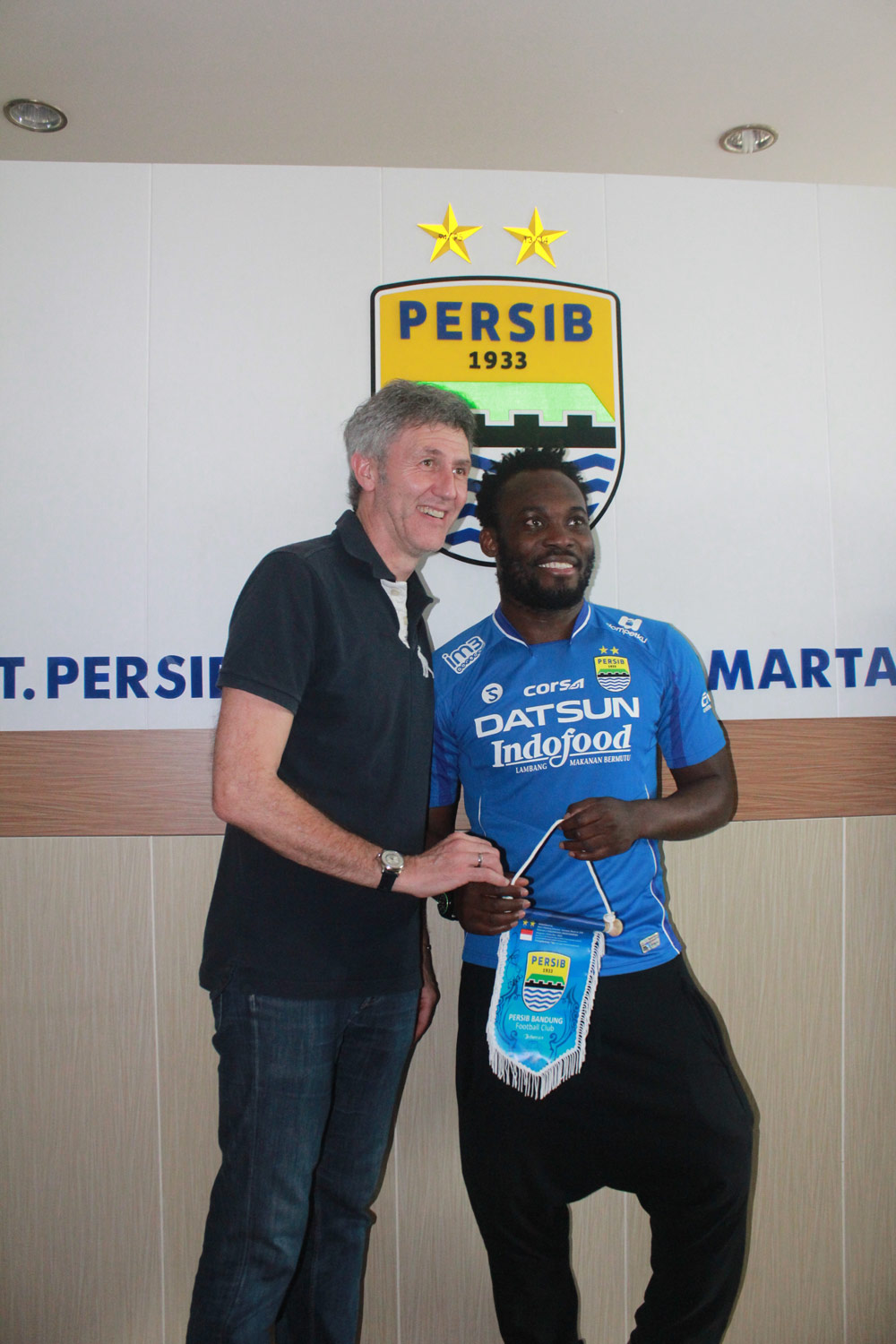 Foto-foto Perkenalan Essien Sebagai Pemain Persib Bandung - Bola.net