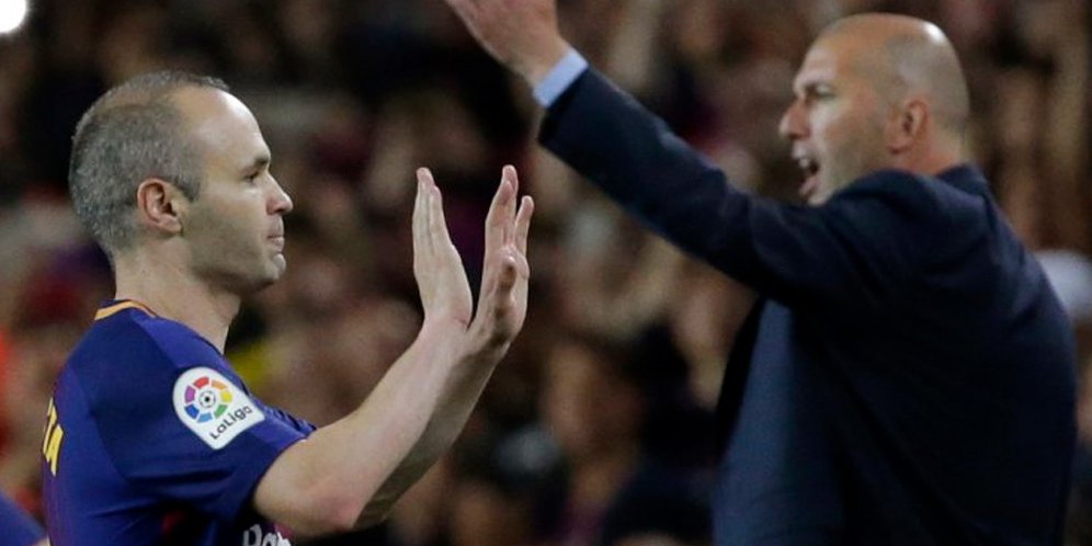 Kelas! Usai Laga, Zidane Menunggu Iniesta Untuk Sebuah Pelukan - Bola.net