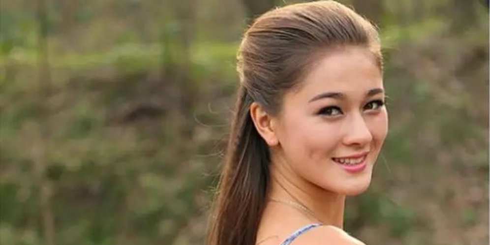 Gronya Somerville dan Potret Keakrabannya Dengan Para Bintang ...