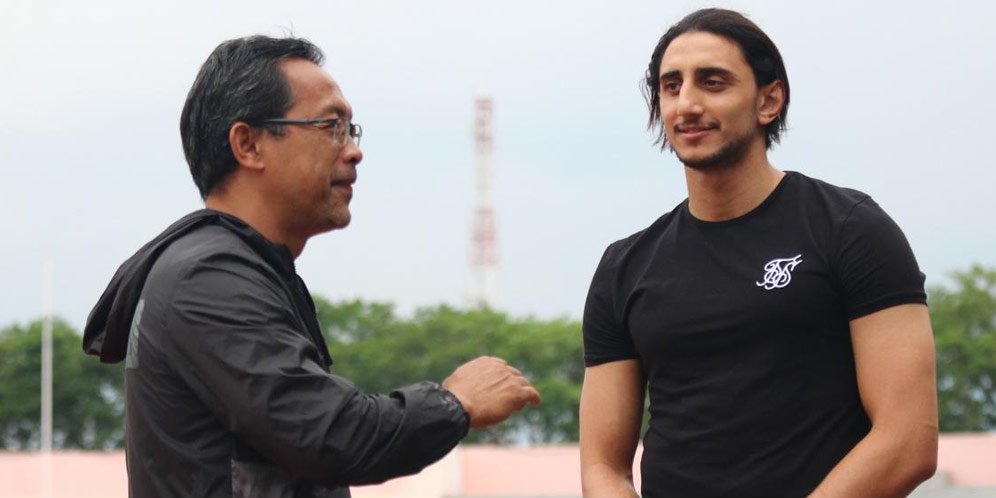 Aji Santoso Berdiskusi dengan Mahmoud Eid Usai Latihan, Ini yang ...