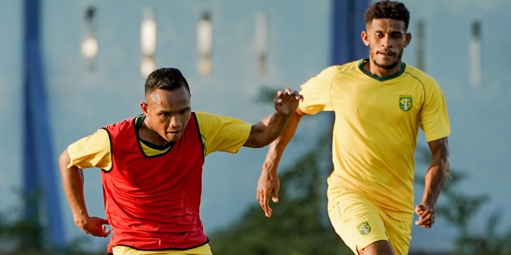 Tekad Ricky Kambuaya Setelah Gabung Latihan Persebaya - Bola.net Tekad Ricky Kambuaya Setelah Gabung Latihan Persebaya - Bola.net