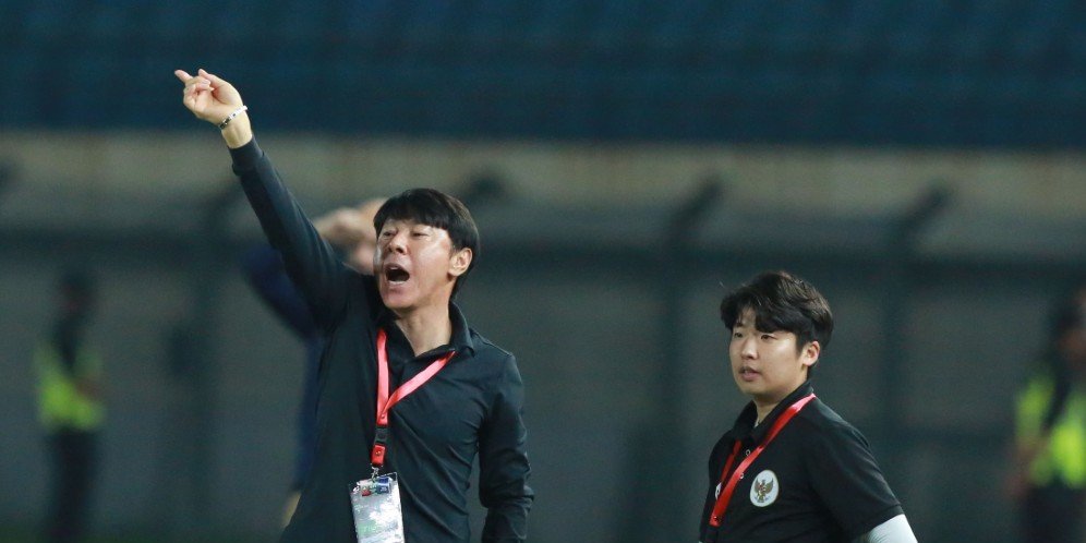 2 Reaksi Shin Tae-yong Saat Timnas Indonesia Kalahkan Kuwait: Banting dan Tunjuk Kening - Bola.net