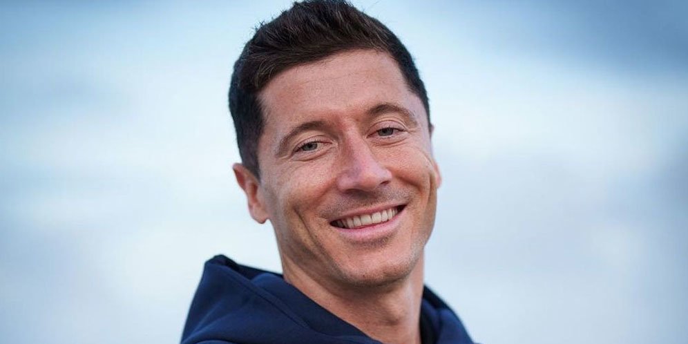 Robert Lewandowski Resmi Gabung Barcelona, Netizen: Kerasukan Apa Nih ...