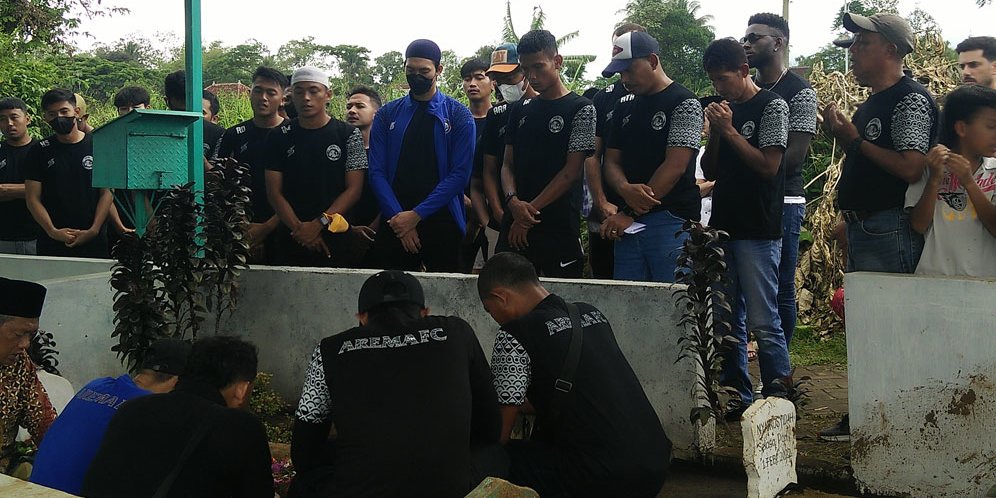 Tim Arema FC Kunjungi Rumah Duka Korban Tragedi Kanjuruhan - Bola.net