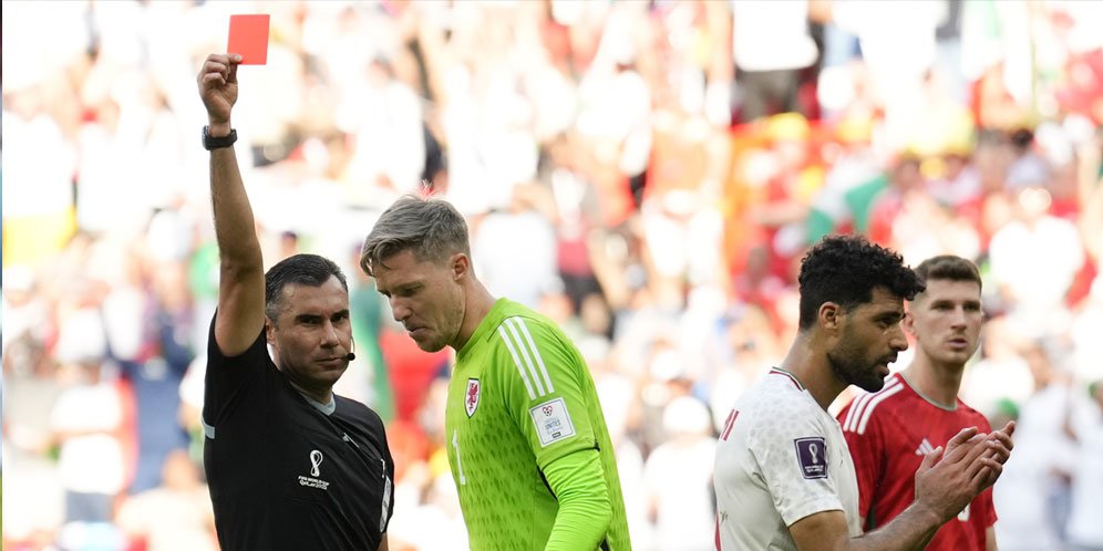 Wayne Hennessey Resmi Jadi Pemain Pertama yang Dapat Kartu Merah di ...