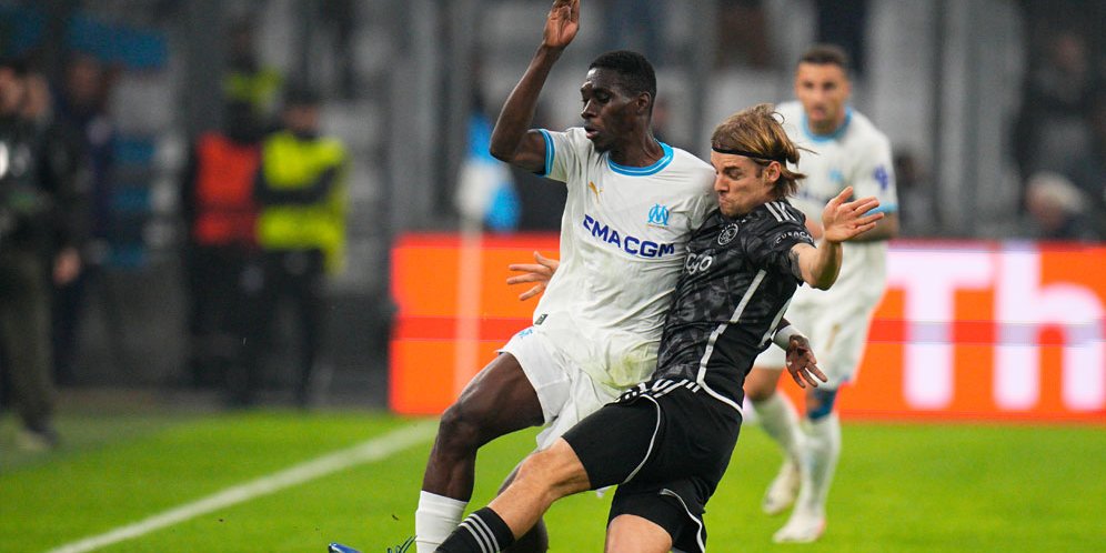 Hattrick Pierre-Emerick Aubameyang Paksa 10 Pemain Ajax Amsterdam Telan ...