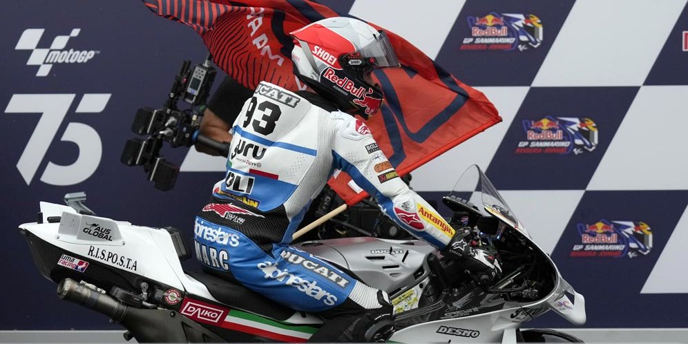 Marc Marquez Santai Diteriaki Fans Italia, Apresiasi Gestur Sportif Pecco Bagnaia - Bola.net