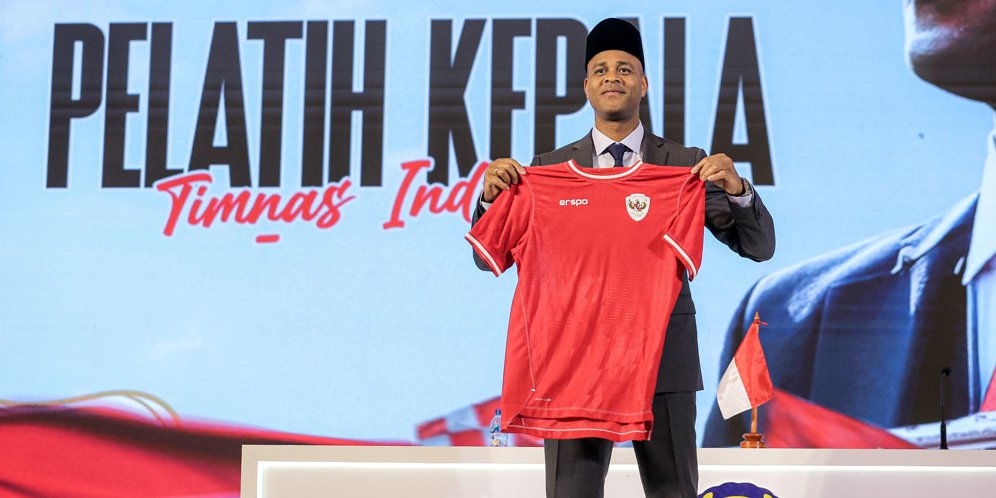 VIDEO: Patrick Kluivert Resmi Jadi Pelatih Timnas Indonesia, Langsung Pake Peci dan Jersey ...