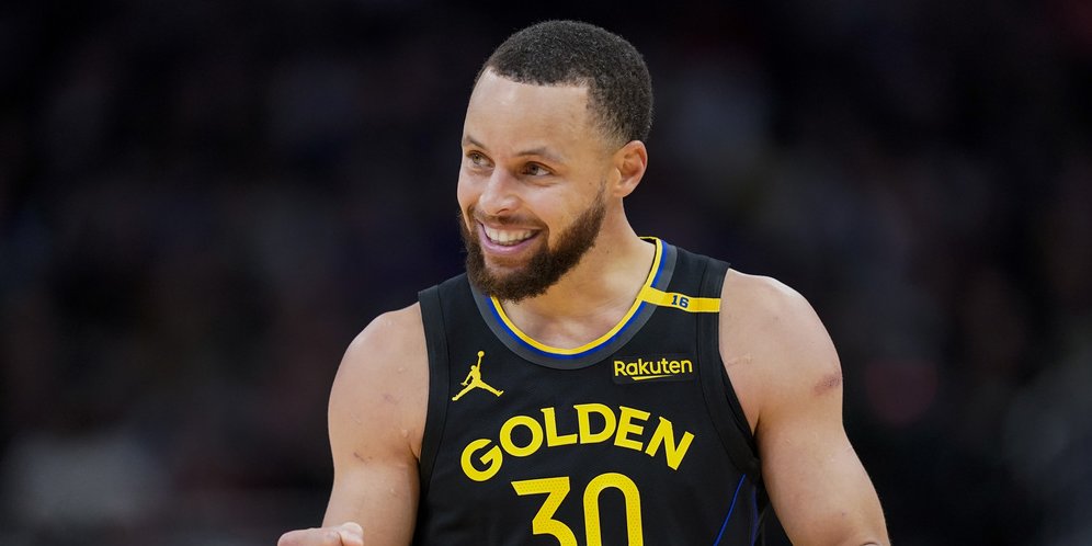 Stephen Curry Memimpin Warriors Tundukkan Bucks dengan Skor 125-111 ...