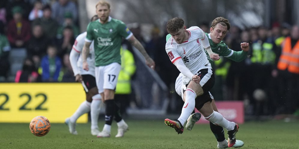 Pembelaan Elliott yang Bikin Handball di Laga Plymouth vs Liverpool ...