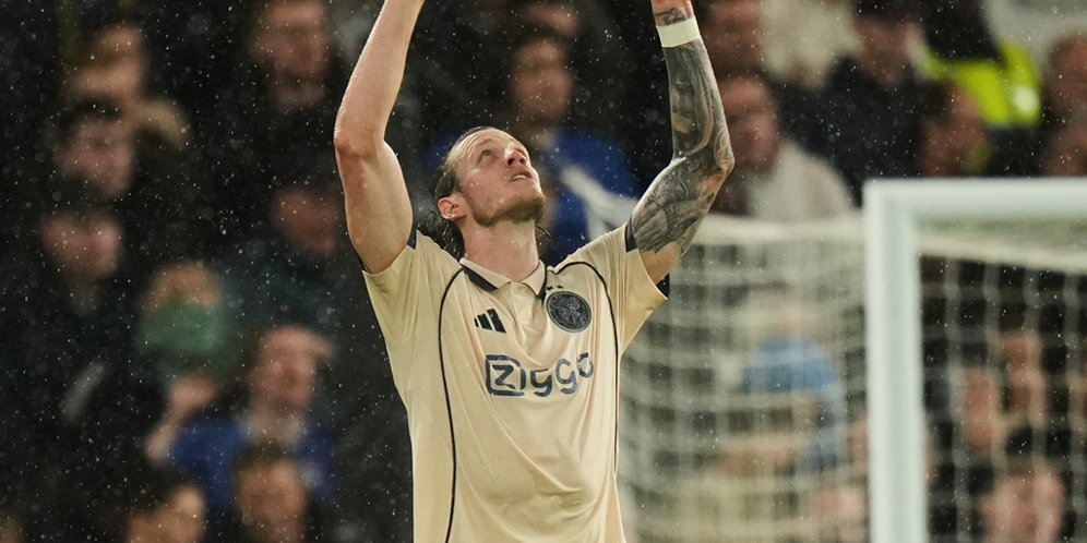 Ngilu! Kepala Mantan Striker MU, Wout Weghorst Sampai Berdarah-darah ...