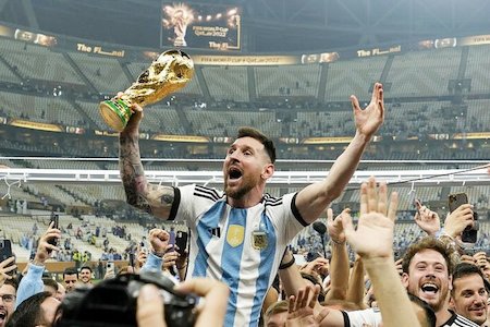 Foto : Mimpi Menjadi Nyata, Lionel Messi Akhirnya Angkat Trofi Piala ...