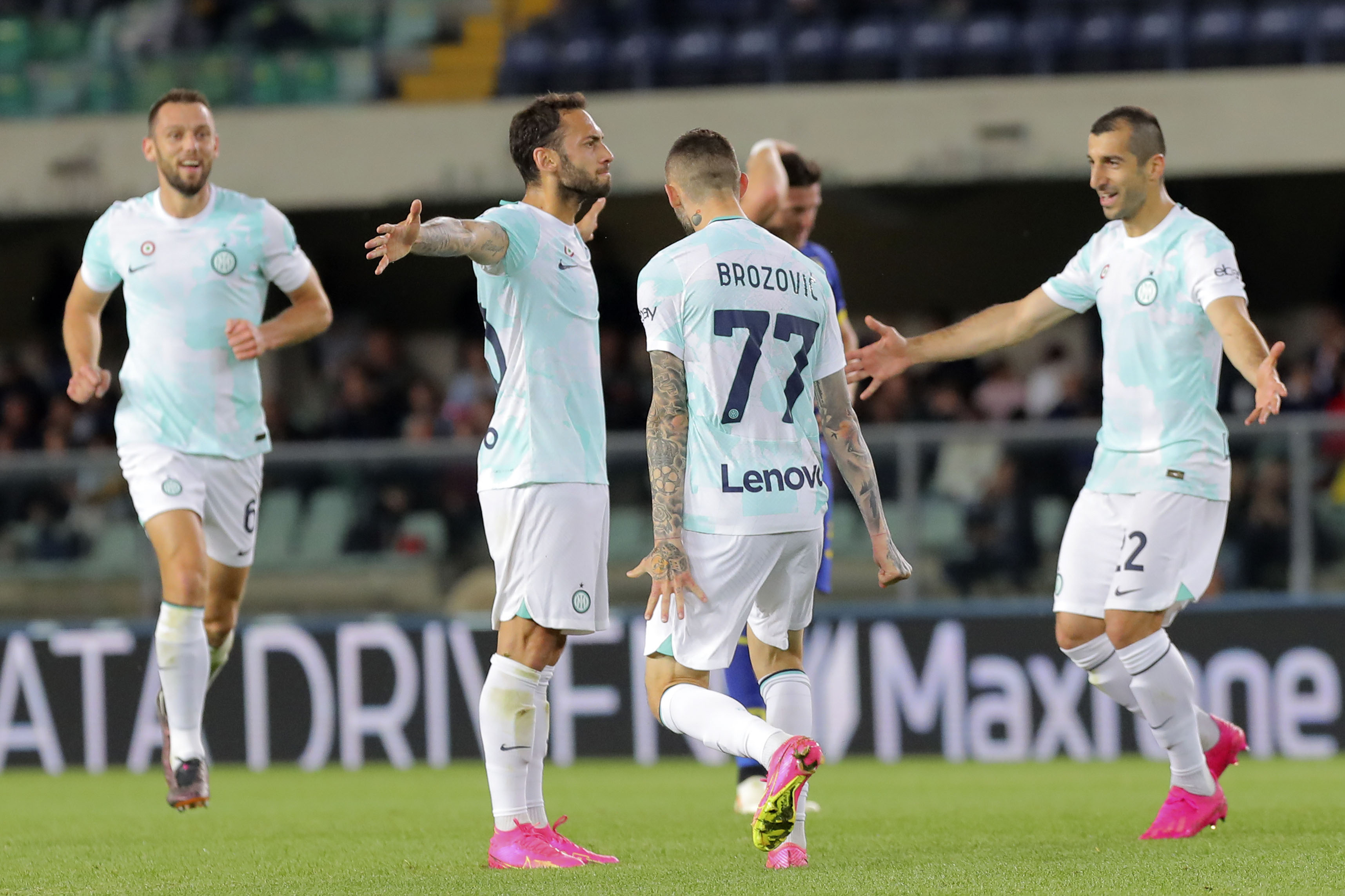 Inter Menang Besar di Markas Hellas Verona sementara Milan Hampir ...