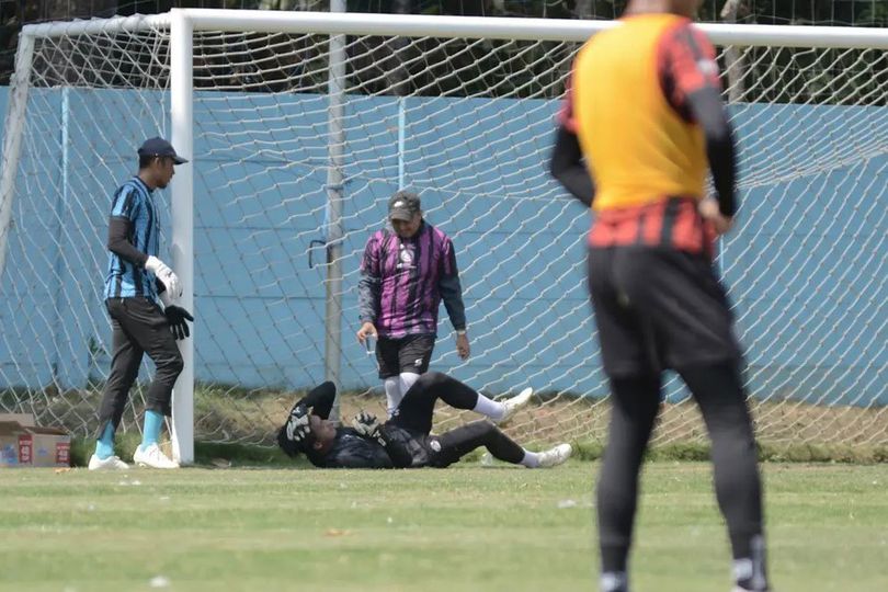 Jadi Korban Tendangan Geledek Charles Raphael, Kiper Arema FC Terkapar ... Jadi Korban Tendangan Geledek Charles Raphael, Kiper Arema FC Terkapar ...
