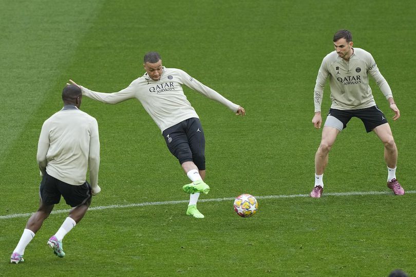 4 Teknik Menendang Bola dalam Permainan Sepak Bola - Bola.net 4 Teknik Menendang Bola dalam Permainan Sepak Bola - Bola.net