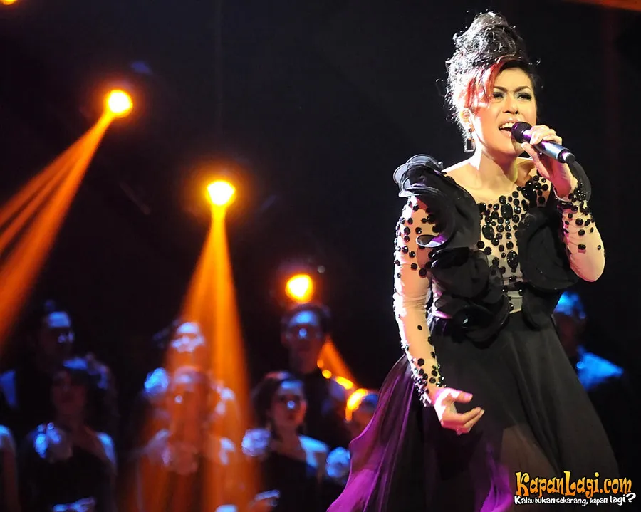 [Foto] Hitam Glamour, Novita Dewi Kembali 'Rampok' Gala Show ...