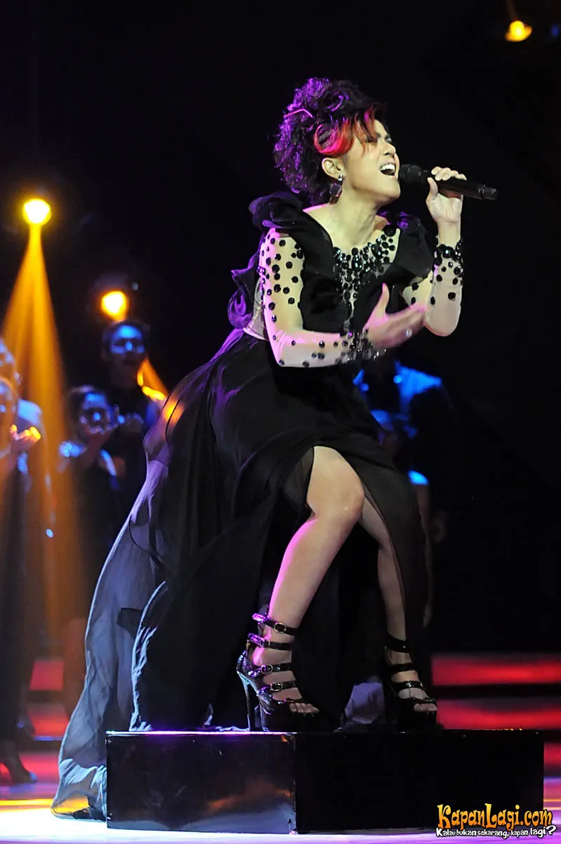 [Foto] Hitam Glamour, Novita Dewi Kembali 'Rampok' Gala Show ...