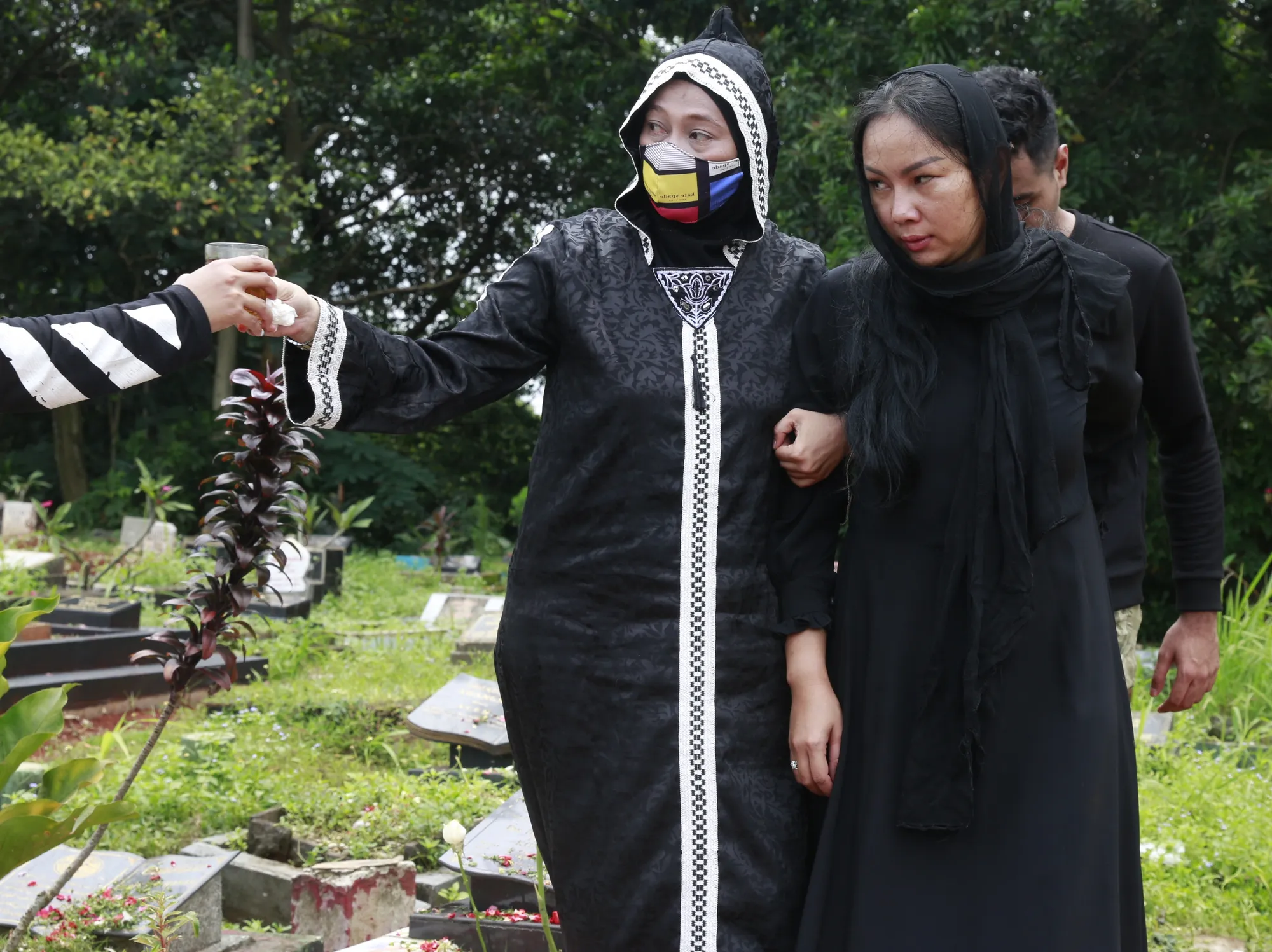 Kalina Ocktaranny Bersyukur Bisa Tuntun Dua Kalimat Syahadat Jelang ... Kalina Ocktaranny Bersyukur Bisa Tuntun Dua Kalimat Syahadat Jelang ...