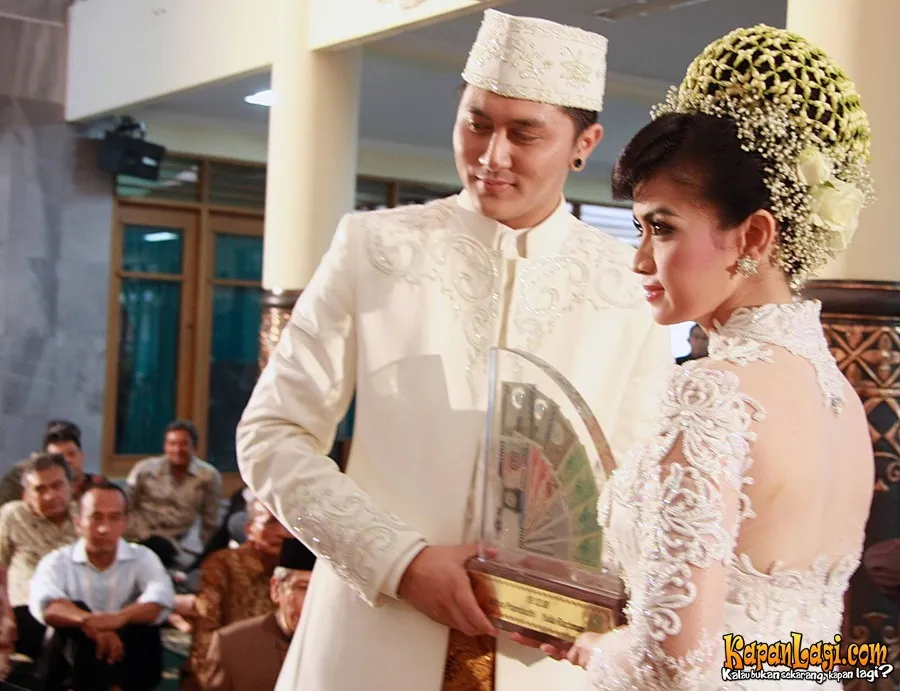 Demian - Yulia Rachman Resmi Suami Istri - KapanLagi.com
