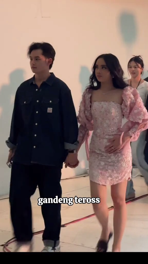 Go Public, Momen Randy Martin Gandeng Tangan Lyodra dengan Erat ... Go Public, Momen Randy Martin Gandeng Tangan Lyodra dengan Erat ...