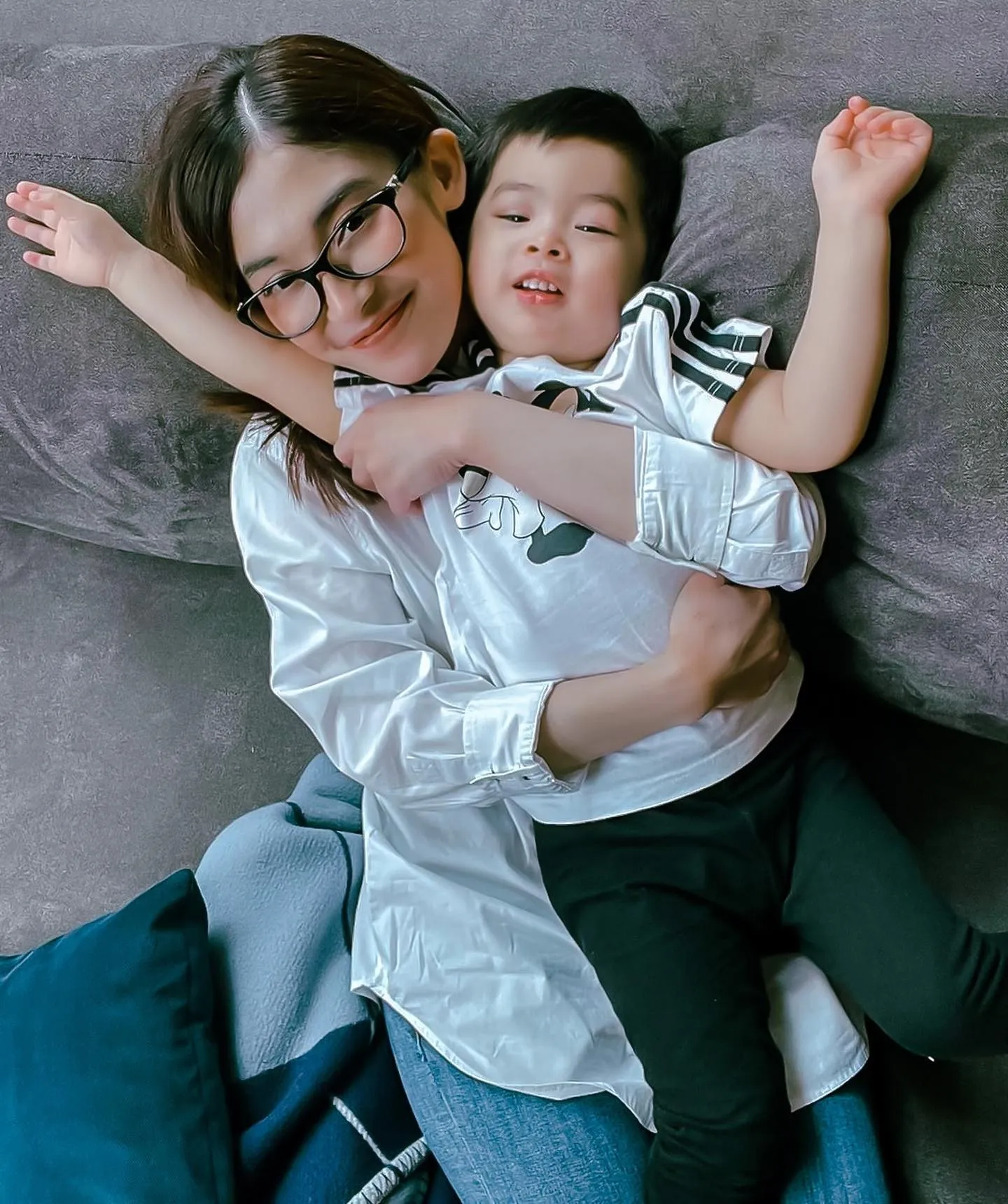 7 Potret Kartika Dewi Adik Sandra Dewi Saat Momong Keponakan Malah