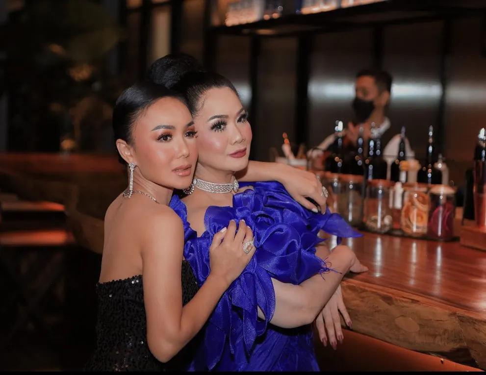 7 Potret Persahabatan Yuni Shara dan Vina Panduwinata, Duo Diva yang Cantiknya Gak Pernah Pudar ...