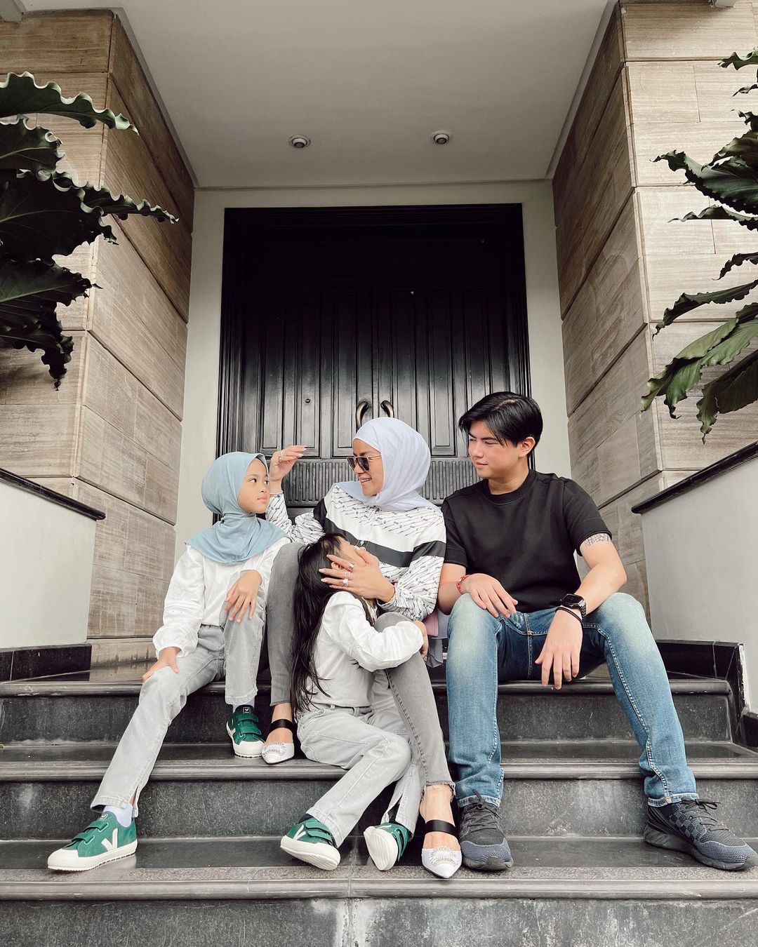 Sederet Potret Kebersamaan Olla Ramlan Bareng Ketiga Anaknya, Sosok ... Sederet Potret Kebersamaan Olla Ramlan Bareng Ketiga Anaknya, Sosok ...