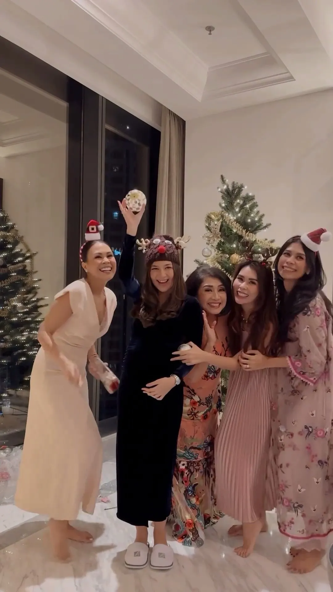 Mantu yang Disayang Banget, 7 Potret Jessica Mila Hias Pohon Natal Bareng Keluarga Suami ...