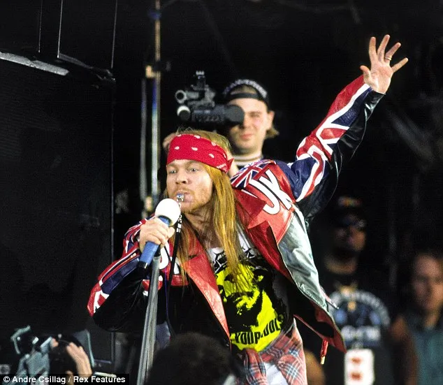 Axl Rose Kepergok Jalan-Jalan Pakai Tongkat - KapanLagi.com