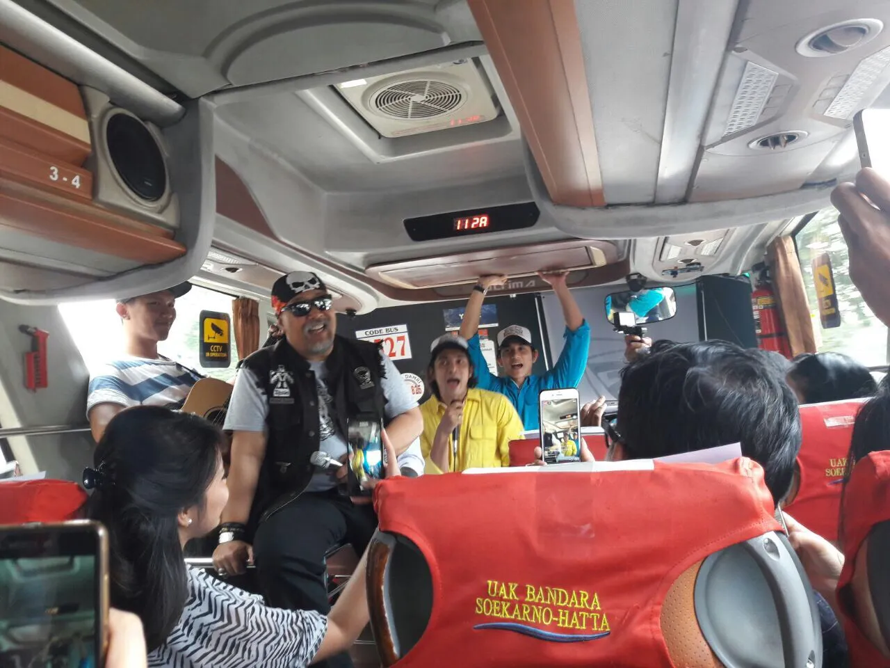 'JANGKRIK BOSS PART 2' Lapisi Bus Damri dengan Sticker Poster ...