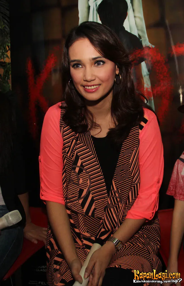 Jualan Parfum, Feby Febiola Raih ISMBEA Award 2013 - KapanLagi.com