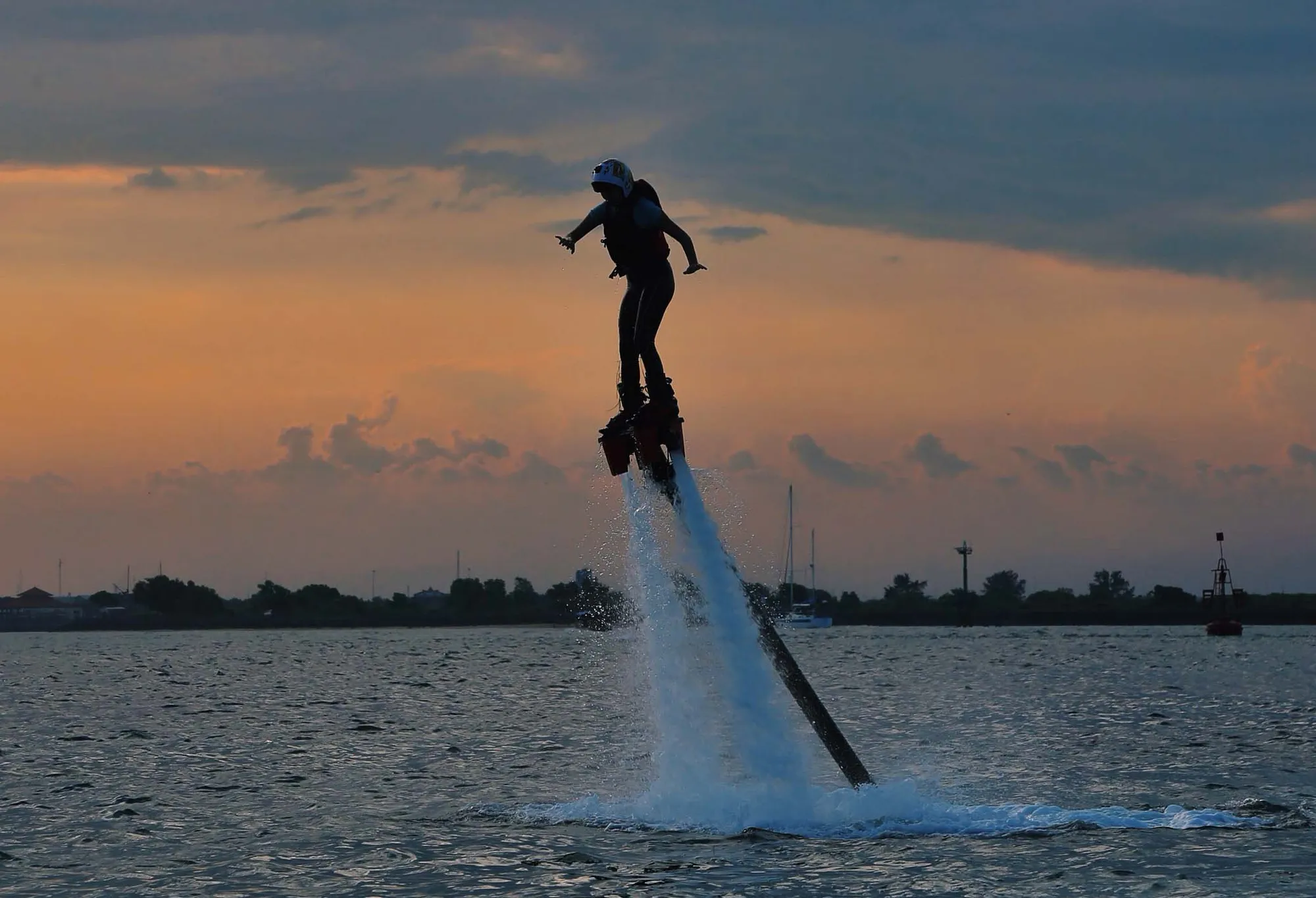 Flyboarding : Olahraga Baru yang Harus Dicoba! | Plus.Kapanlagi.com