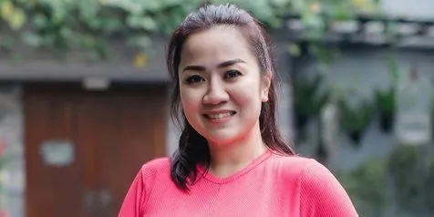 Foto Selfie Tante Ernie Pemersatu Bangsa di Postingan Terbaru Bikin Salfok - KapanLagi.com