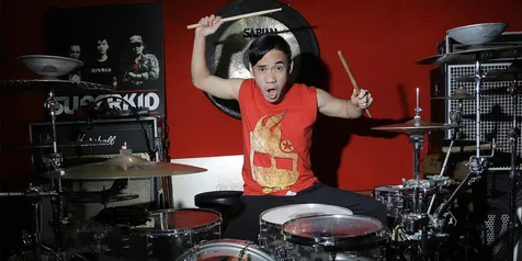 Ikmal Tobing Beberkan Rasanya Main Drum Di Atas Gunung - KapanLagi.com