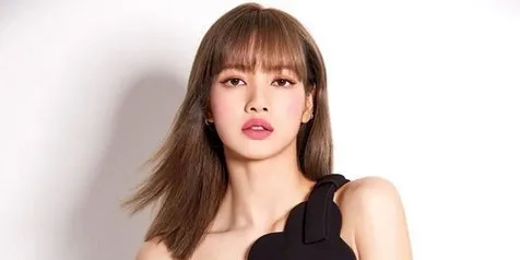 Pamer Pinggang Super Ramping, Lisa BLACKPINK Ramai Mencuri Perhatian ...