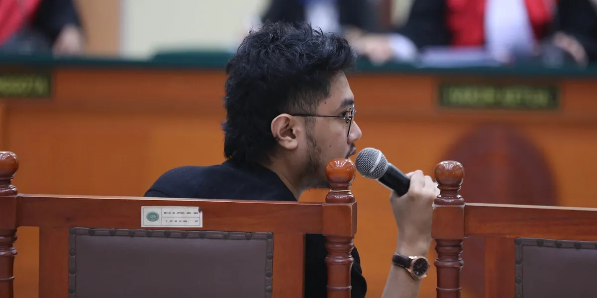 Angger Dimas Attends Hearing with Woman Suspected to be His Girlfriend ...