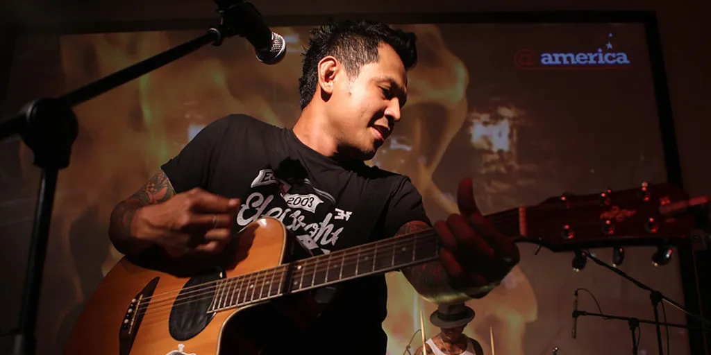 Begini Jadinya Jika Bobby SID 'Kehilangan' Gitarnya - KapanLagi.com
