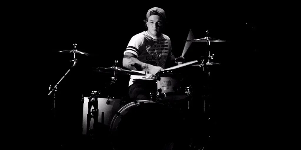 Josh Devine, Eks Drummer One Direction Yang Kini Bersolo Karir ...