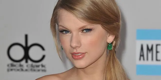 Mendalami Trik Birunya Mata Taylor Swift - KapanLagi.com