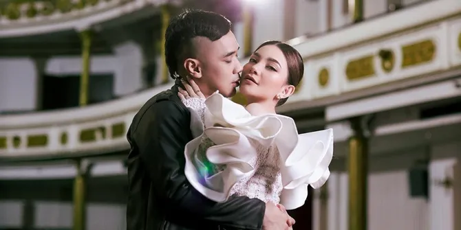 Married to Indah Lolita, Ikmal Tobing Gives a Bike as Seserahan