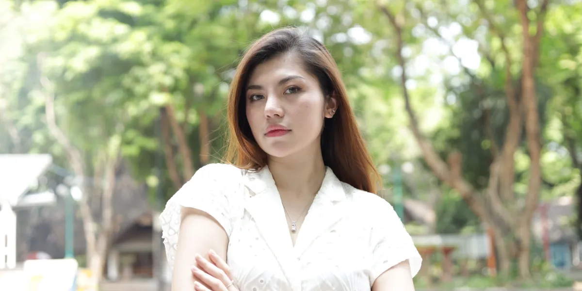 Penyanyi Cantik Julia Vio Aransemen Ulang Single Hits 'Mendua' Yang Dipopulerkan T-Five Di Tahun ...