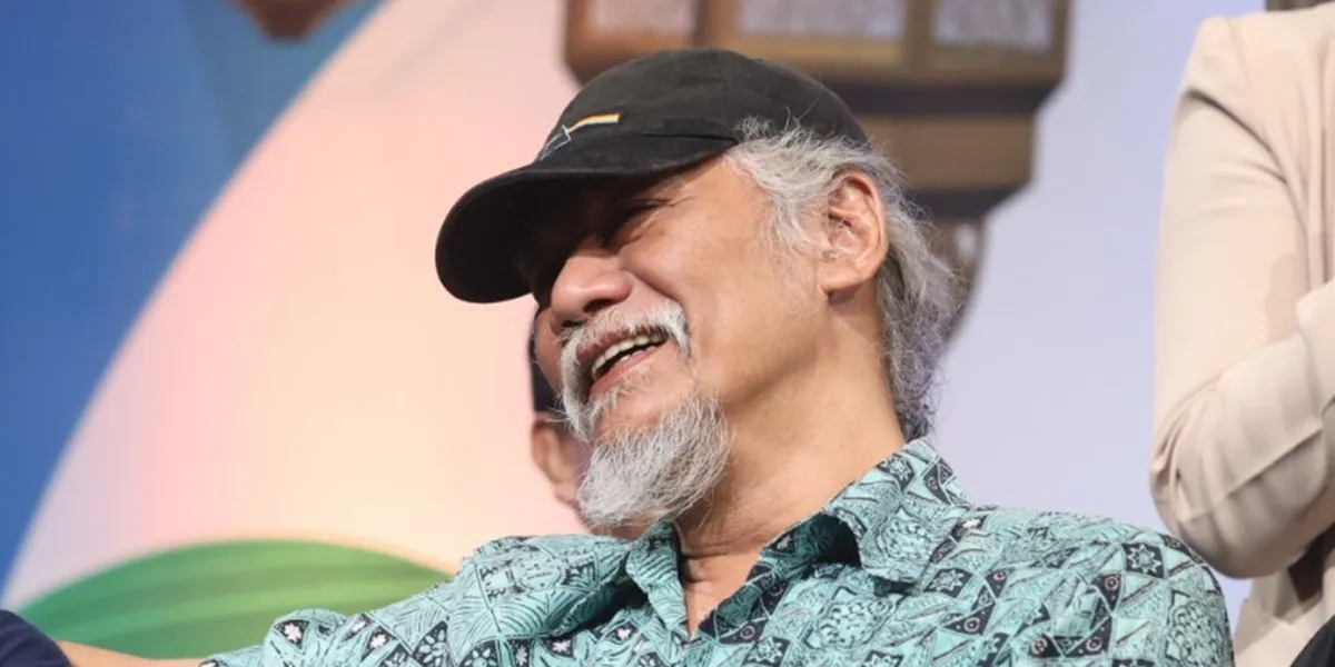 Tio Pakusadewo Continues Filming Despite Using a Wheelchair, Calls It ...