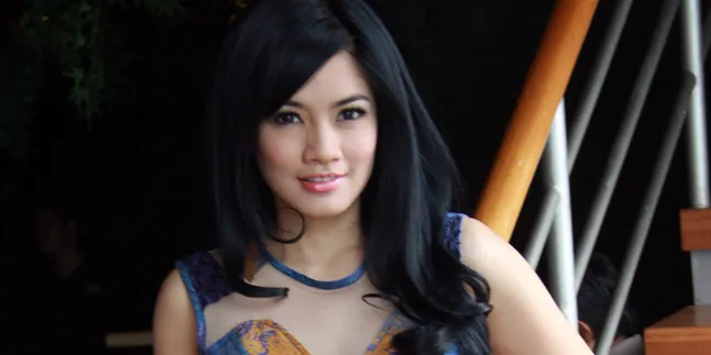 Titi Kamal Tampil Elegan Untuk Majalah Hello Indonesia - KapanLagi.com