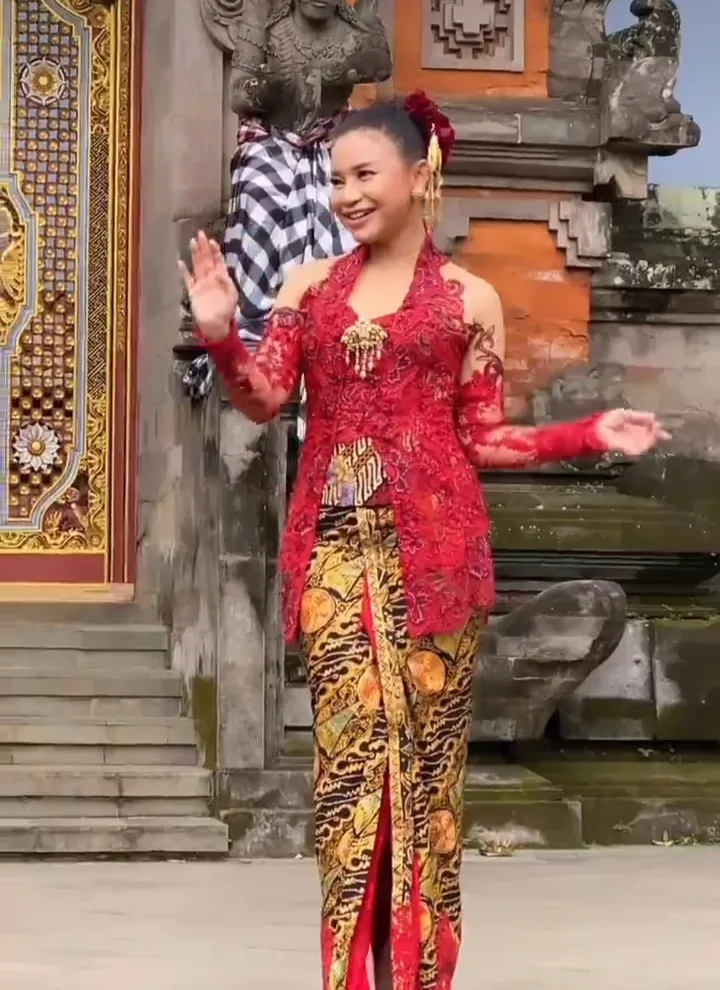 Cantik Berkebaya Merah, Ini 7 Potret Rossa Tampil di Stasiun TV China - Bawakan Lagu Bengawan ...